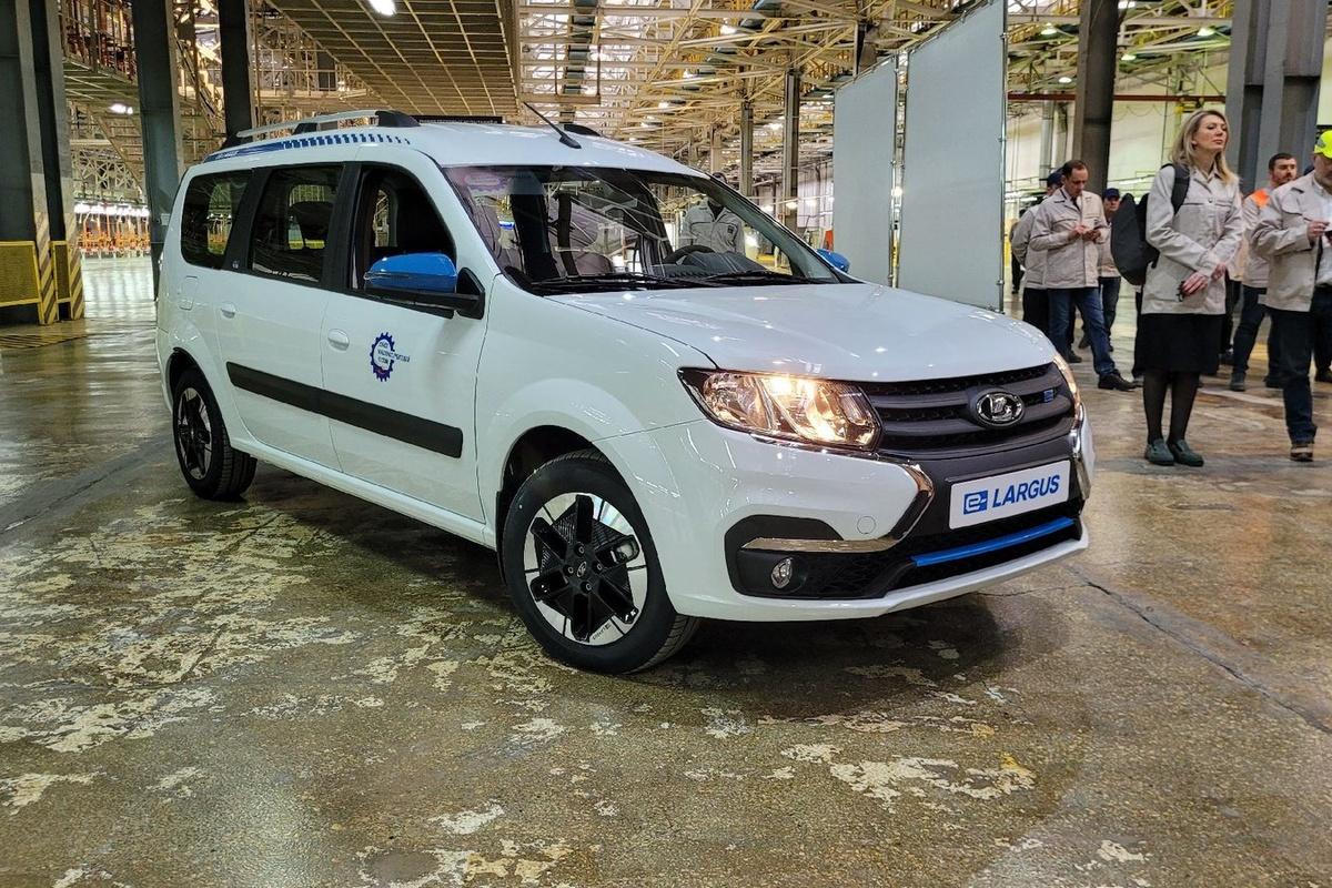 Спустя полгода после выхода Lada e-Largus её купил только один человек - RuNews24.ru - 18.04.2025