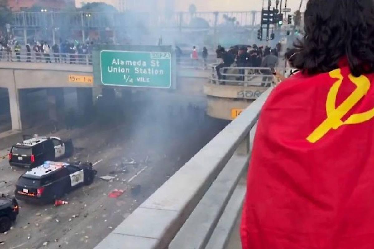 Protesters in San Francisco demonstrated by unfurling USSR flags ...