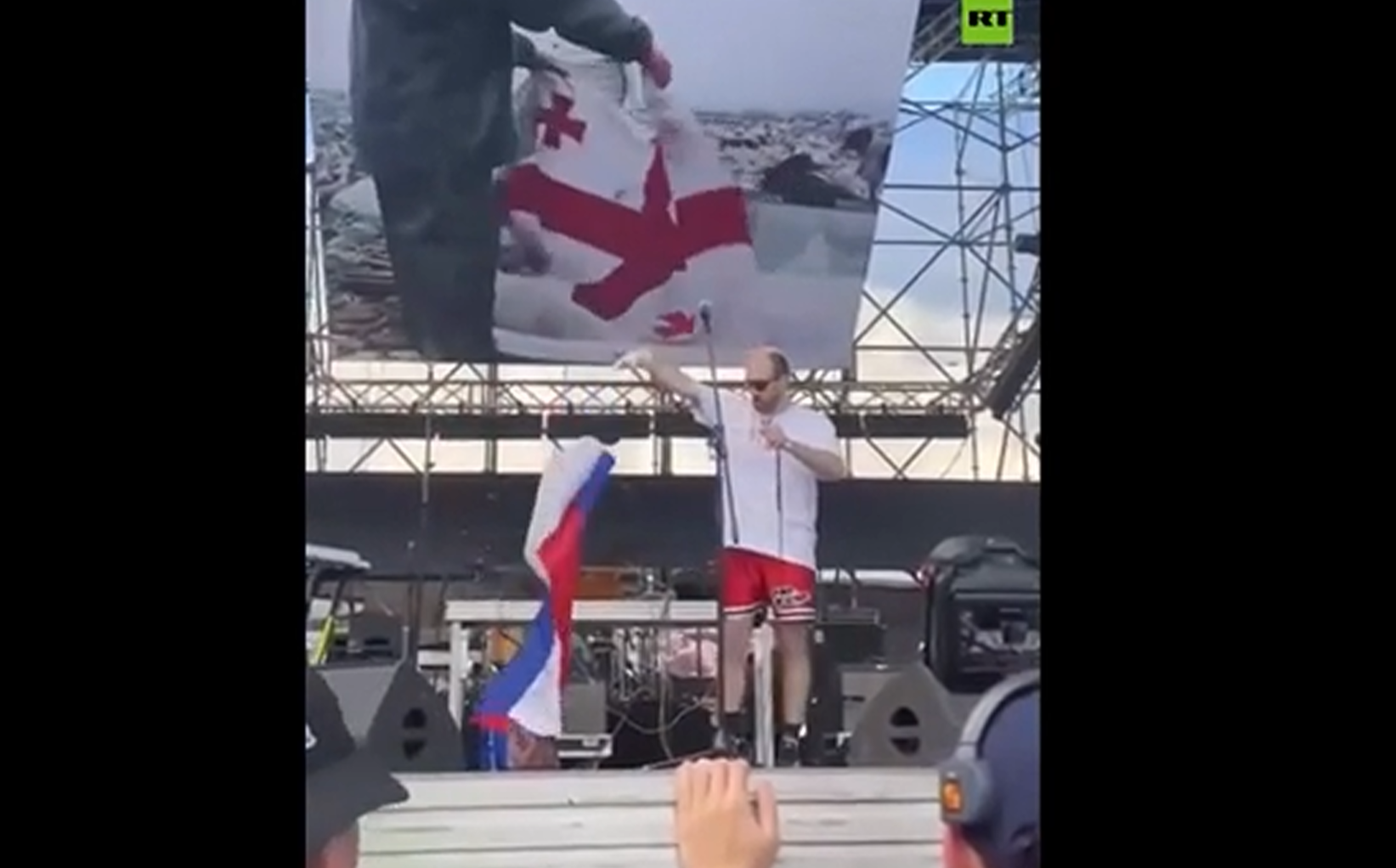 Захарова – в гневе, Бастрыкин – взял на личный контроль. Шокирующий перформанс с флагом России ...